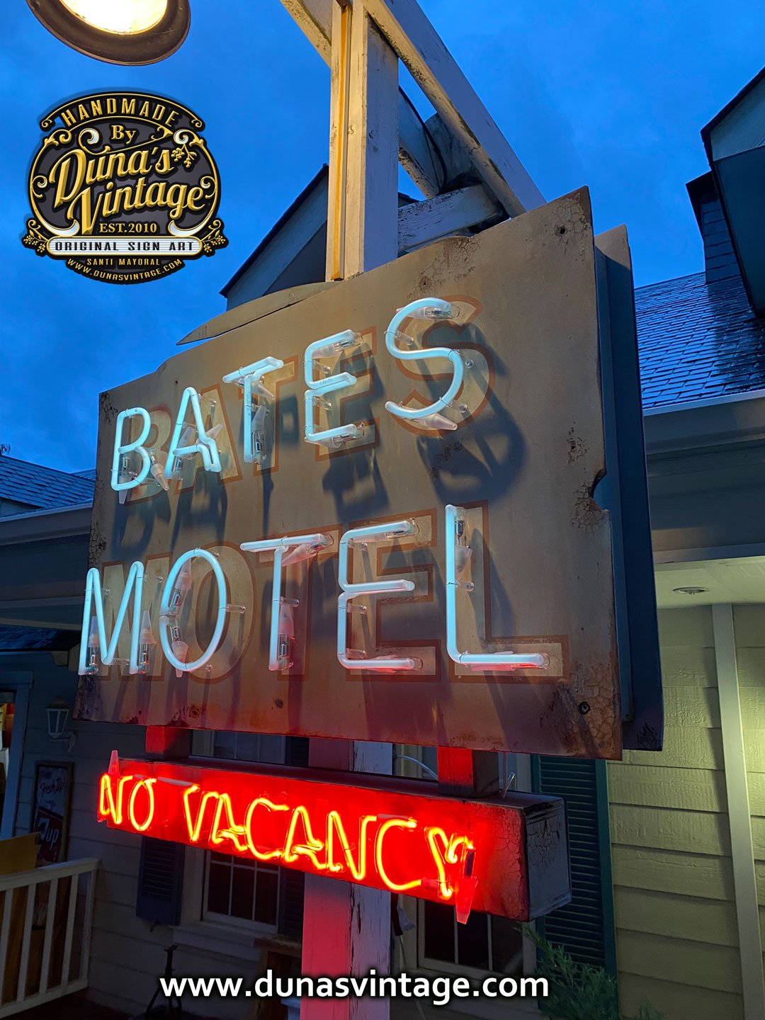 Cartel de Madera BATES MOTEL NEON - Dunas vintage