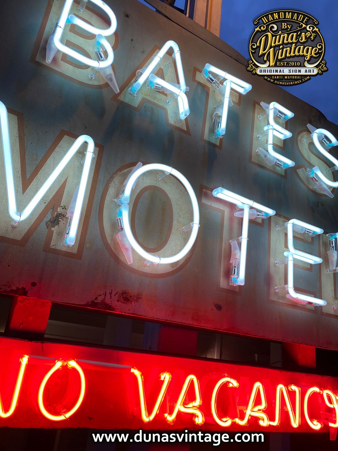 Cartel de Madera BATES MOTEL NEON - Dunas vintage